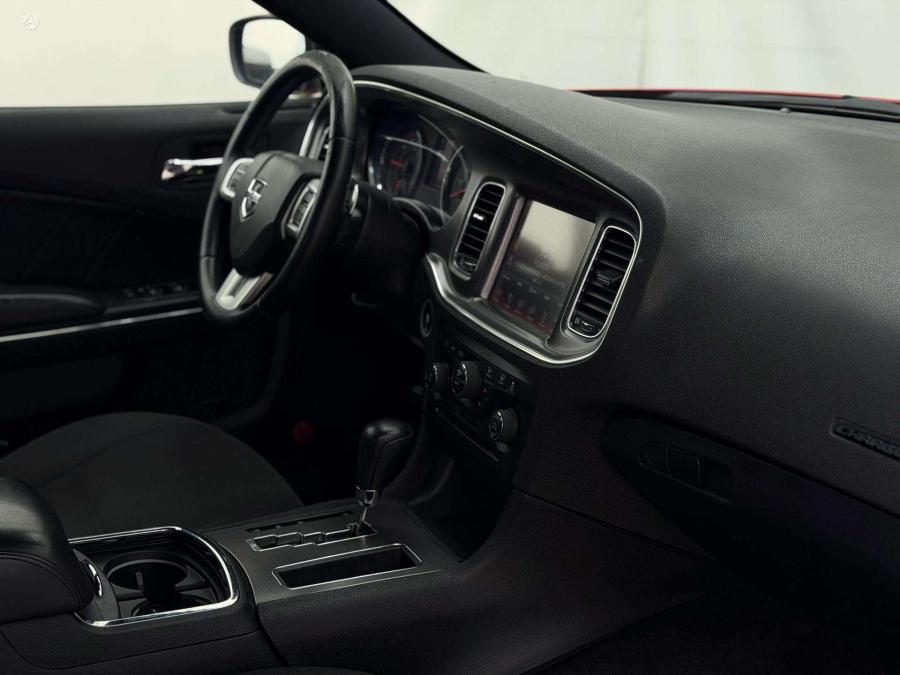 Sarkans Dodge Charger 2014 Viļņa, ar dzinēja tilpumu 5.65 L un nobraukumu 233 tūkst. km par 12800 €, foto 15 vietnē AUTOMOTO.COM.LV