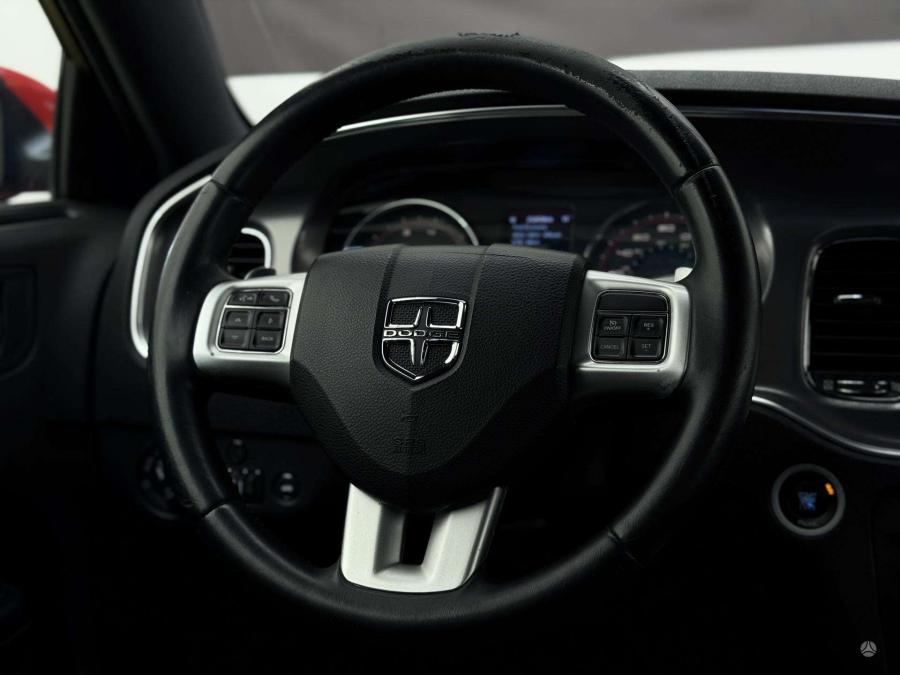 Sarkans Dodge Charger 2014 Viļņa, ar dzinēja tilpumu 5.65 L un nobraukumu 233 tūkst. km par 12800 €, foto 17 vietnē AUTOMOTO.COM.LV