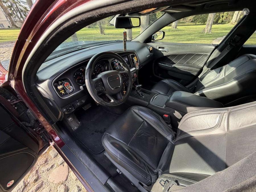 Red Dodge Charger 2018 in Kaunas, with an engine capacity of 3.61 L and mileage of 186 thousand km for 17890 €, photo 17 on AUTOMOTO.COM.LV