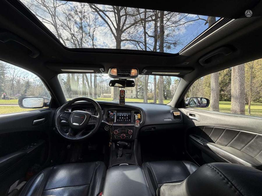 Red Dodge Charger 2018 in Kaunas, with an engine capacity of 3.61 L and mileage of 186 thousand km for 17890 €, photo 21 on AUTOMOTO.COM.LV