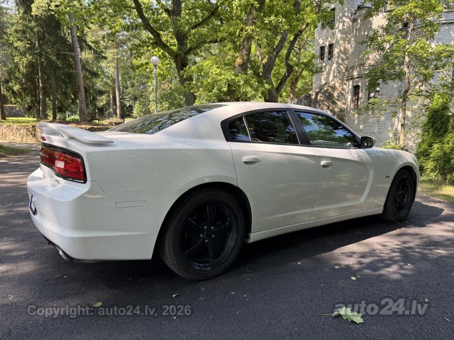 White Dodge Charger 2015 in Tallinn, with an engine capacity of 5.70 L and mileage of 0 thousand km for 15900 €, photo 4 on AUTOMOTO.COM.LV