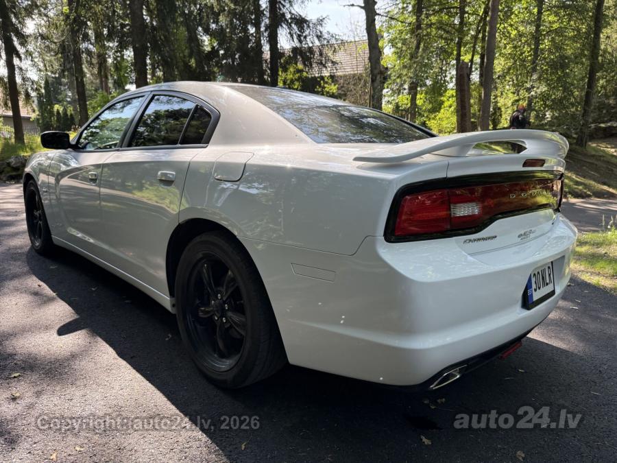 White Dodge Charger 2015 in Tallinn, with an engine capacity of 5.70 L and mileage of 0 thousand km for 15900 €, photo 13 on AUTOMOTO.COM.LV