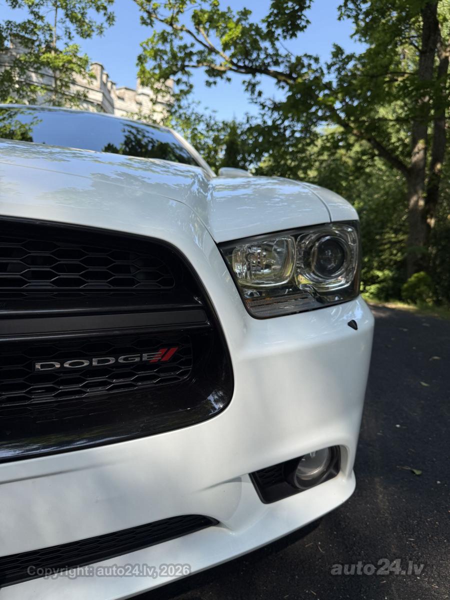 White Dodge Charger 2015 in Tallinn, with an engine capacity of 5.70 L and mileage of 0 thousand km for 15900 €, photo 18 on AUTOMOTO.COM.LV