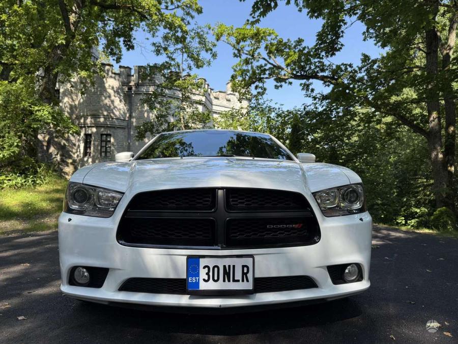 White Dodge Charger 2015 in Tallinn, with an engine capacity of 5.65 L and mileage of 196 thousand km for 11999 €, photo 1 on AUTOMOTO.COM.LV
