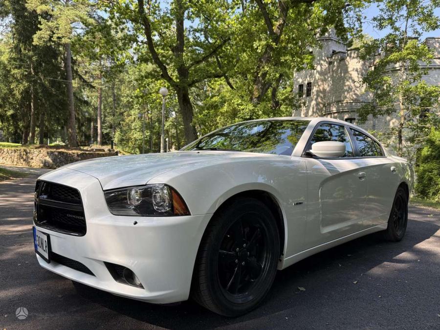 White Dodge Charger 2015 in Tallinn, with an engine capacity of 5.65 L and mileage of 196 thousand km for 11999 €, photo 3 on AUTOMOTO.COM.LV