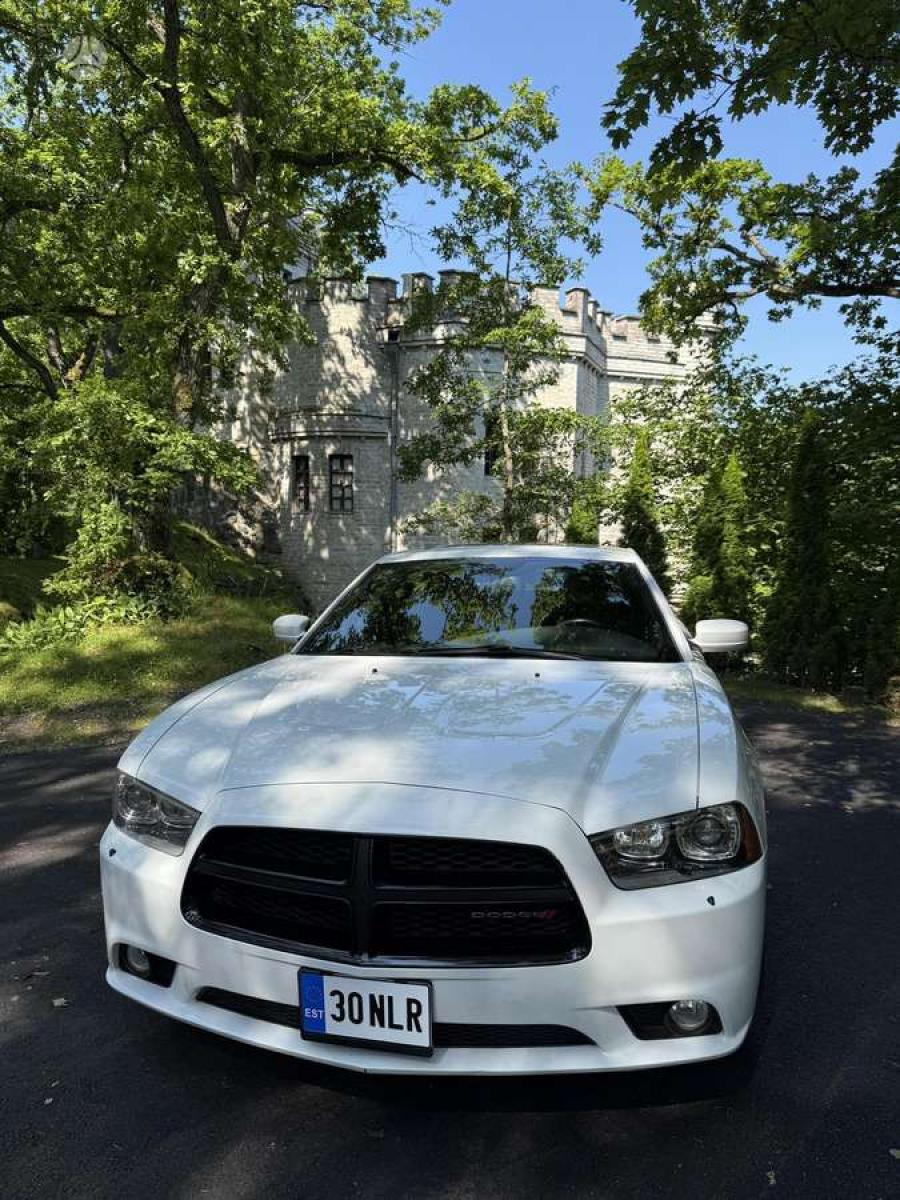 White Dodge Charger 2015 in Tallinn, with an engine capacity of 5.65 L and mileage of 196 thousand km for 11999 €, photo 4 on AUTOMOTO.COM.LV