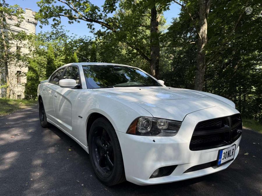 White Dodge Charger 2015 in Tallinn, with an engine capacity of 5.65 L and mileage of 196 thousand km for 11999 €, photo 5 on AUTOMOTO.COM.LV