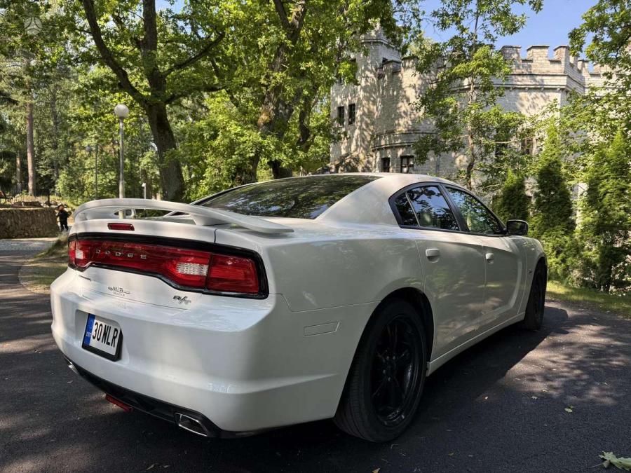 White Dodge Charger 2015 in Tallinn, with an engine capacity of 5.65 L and mileage of 196 thousand km for 11999 €, photo 6 on AUTOMOTO.COM.LV