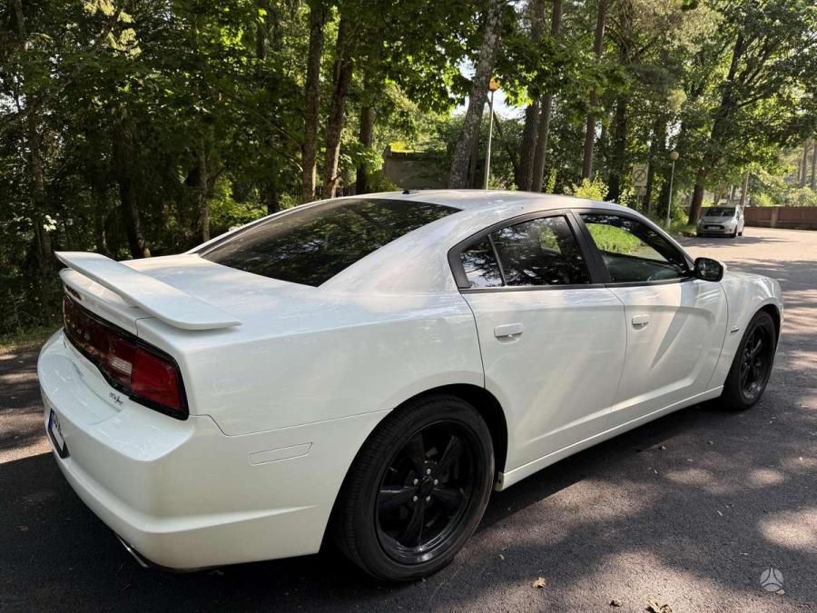 White Dodge Charger 2015 in Tallinn, with an engine capacity of 5.65 L and mileage of 196 thousand km for 11999 €, photo 7 on AUTOMOTO.COM.LV
