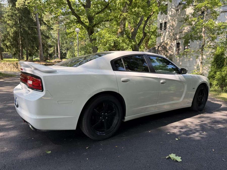 White Dodge Charger 2015 in Tallinn, with an engine capacity of 5.65 L and mileage of 196 thousand km for 11999 €, photo 8 on AUTOMOTO.COM.LV