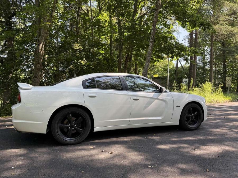 White Dodge Charger 2015 in Tallinn, with an engine capacity of 5.65 L and mileage of 196 thousand km for 11999 €, photo 9 on AUTOMOTO.COM.LV