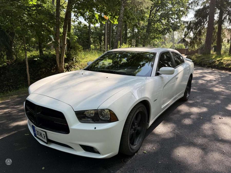 White Dodge Charger 2015 in Tallinn, with an engine capacity of 5.65 L and mileage of 196 thousand km for 11999 €, photo 10 on AUTOMOTO.COM.LV