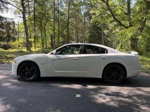 White Dodge Charger 2015 in Tallinn, with an engine capacity of 5.65 L and mileage of 196 thousand km for 11999 €, photo 11 on AUTOMOTO.COM.LV