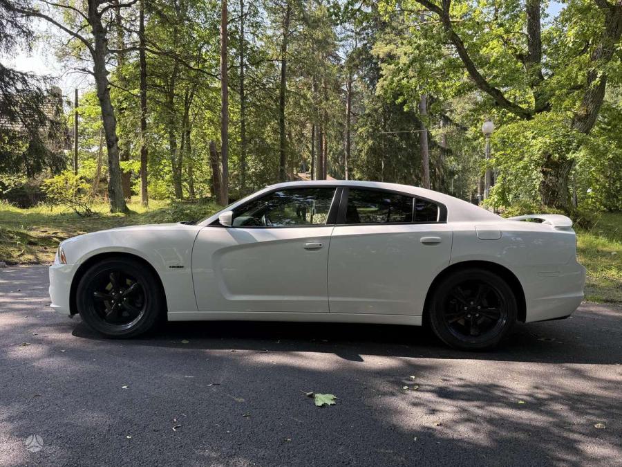 White Dodge Charger 2015 in Tallinn, with an engine capacity of 5.65 L and mileage of 196 thousand km for 11999 €, photo 11 on AUTOMOTO.COM.LV
