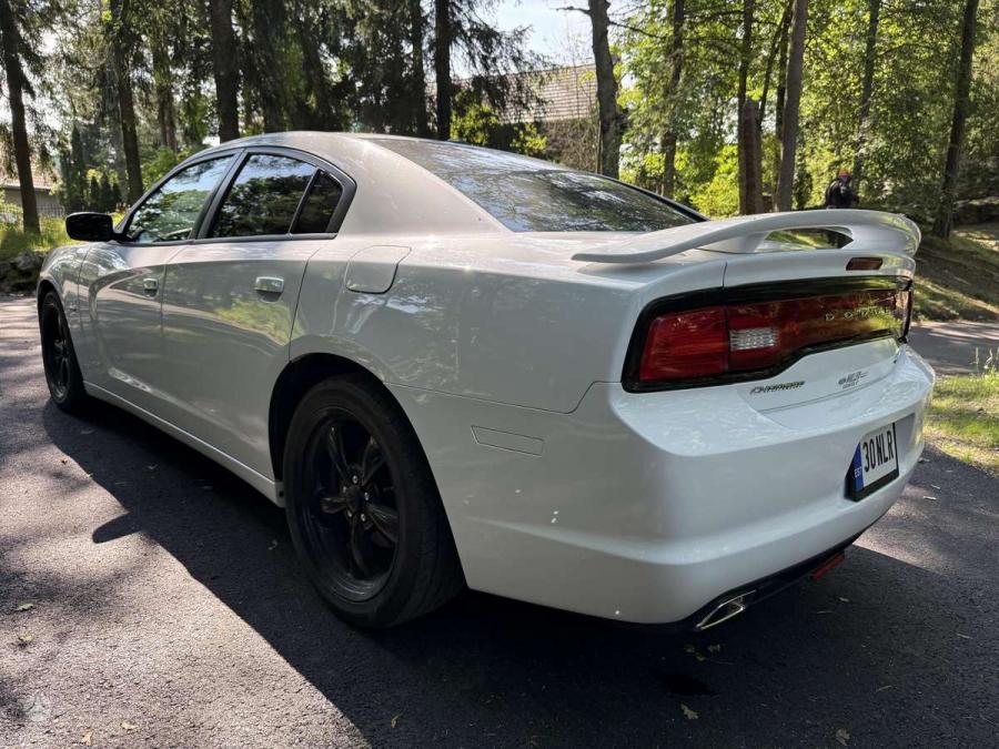 White Dodge Charger 2015 in Tallinn, with an engine capacity of 5.65 L and mileage of 196 thousand km for 11999 €, photo 12 on AUTOMOTO.COM.LV