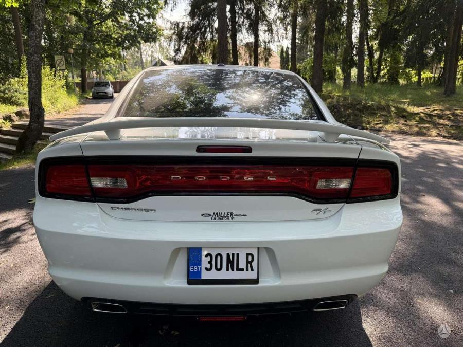 White Dodge Charger 2015 in Tallinn, with an engine capacity of 5.65 L and mileage of 196 thousand km for 11999 €, photo 13 on AUTOMOTO.COM.LV