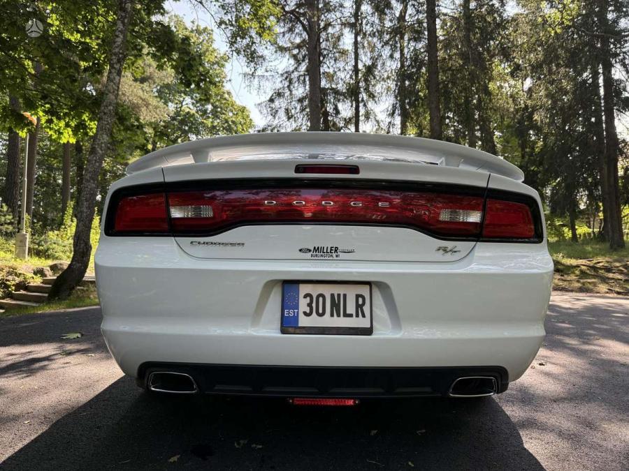 White Dodge Charger 2015 in Tallinn, with an engine capacity of 5.65 L and mileage of 196 thousand km for 11999 €, photo 14 on AUTOMOTO.COM.LV