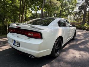 White Dodge Charger 2015 in Tallinn, with an engine capacity of 5.65 L and mileage of 196 thousand km for 11999 €, photo 15 on AUTOMOTO.COM.LV