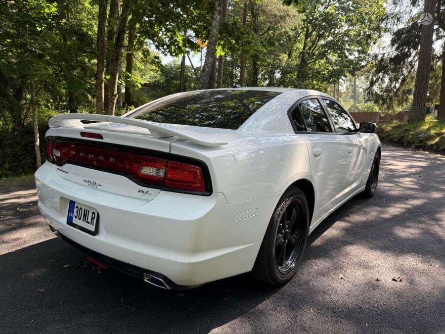White Dodge Charger 2015 in Tallinn, with an engine capacity of 5.65 L and mileage of 196 thousand km for 11999 €, photo 15 on AUTOMOTO.COM.LV