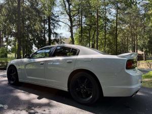 White Dodge Charger 2015 in Tallinn, with an engine capacity of 5.65 L and mileage of 196 thousand km for 11999 €, photo 16 on AUTOMOTO.COM.LV