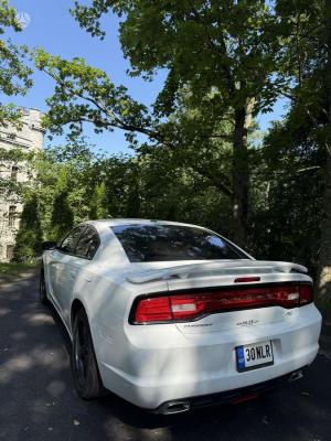 White Dodge Charger 2015 in Tallinn, with an engine capacity of 5.65 L and mileage of 196 thousand km for 11999 €, photo 17 on AUTOMOTO.COM.LV