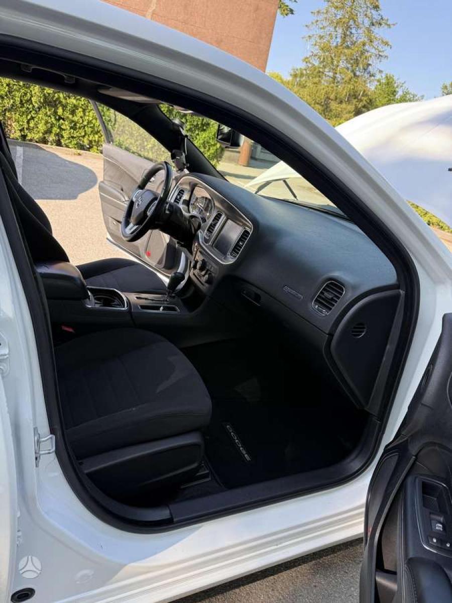 White Dodge Charger 2015 in Tallinn, with an engine capacity of 5.65 L and mileage of 196 thousand km for 11999 €, photo 22 on AUTOMOTO.COM.LV