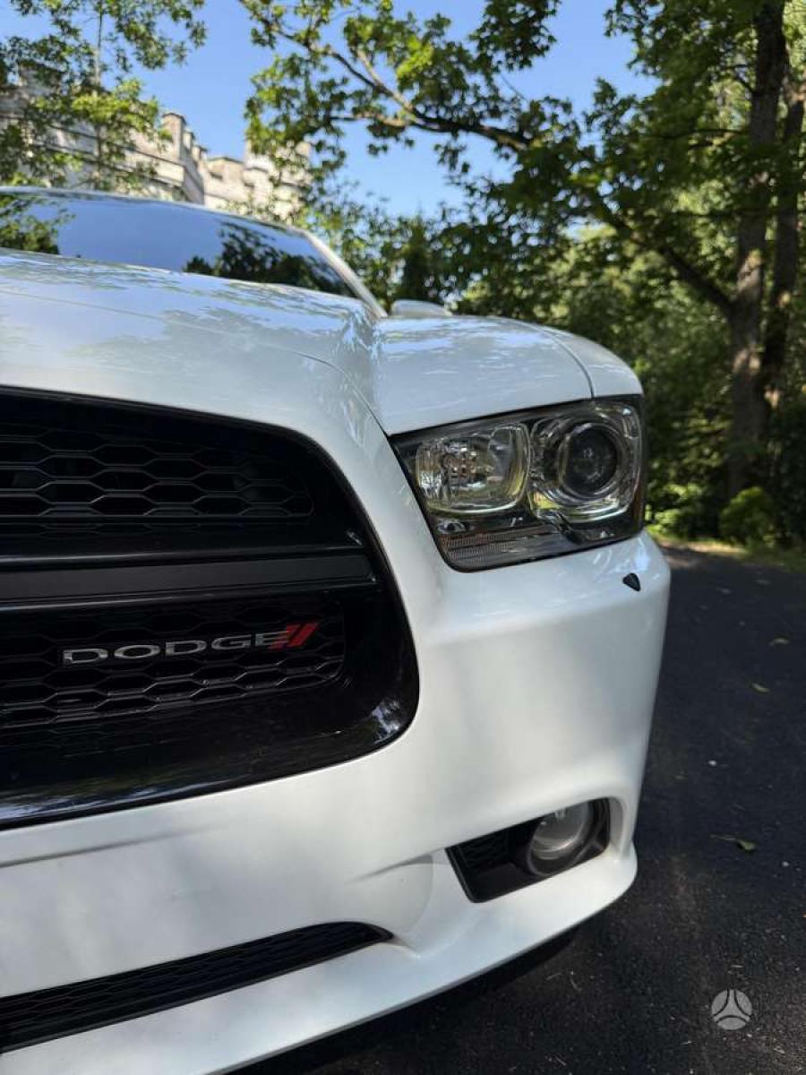 White Dodge Charger 2015 in Tallinn, with an engine capacity of 5.65 L and mileage of 196 thousand km for 11999 €, photo 28 on AUTOMOTO.COM.LV