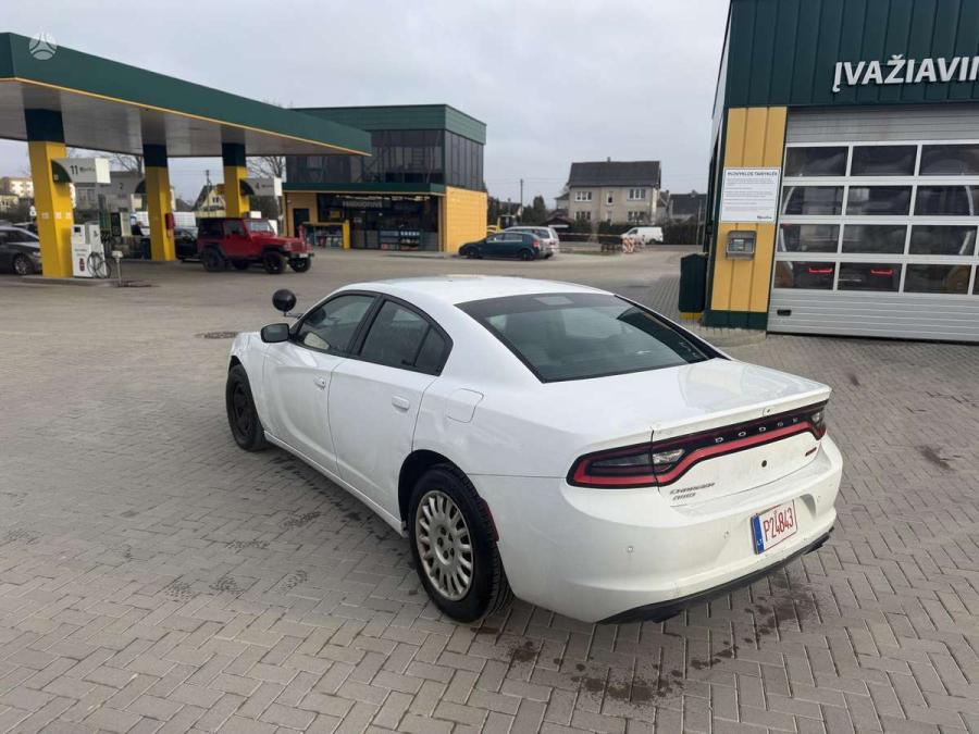 White Dodge Charger 2016 in Kaunas, with an engine capacity of 5.65 L and mileage of 246 thousand km for 6999 €, photo 3 on AUTOMOTO.COM.LV