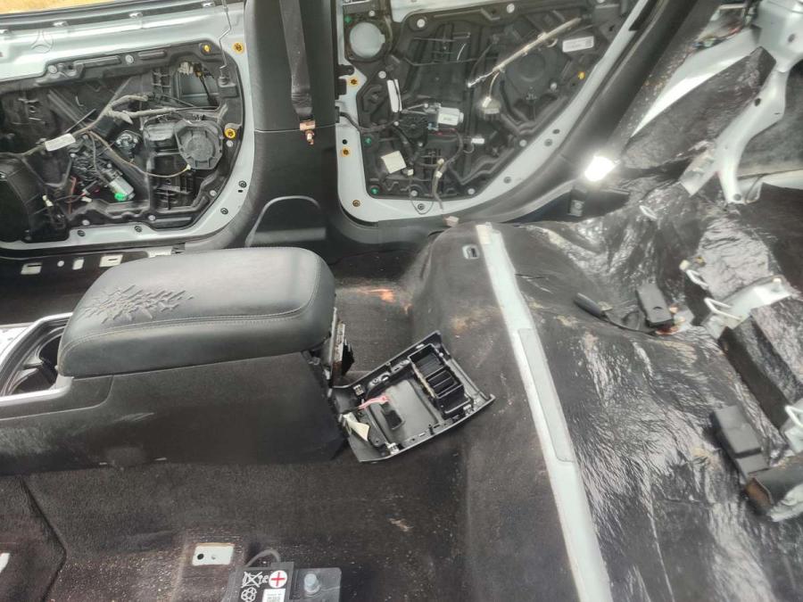 Balts Dodge Charger 2016 Viļņa, ar dzinēja tilpumu 3.60 L un nobraukumu 227 tūkst. km par 12000 €, foto 6 vietnē AUTOMOTO.COM.LV