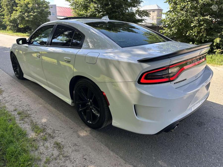 White Dodge Charger 2019 in Kaunas, with an engine capacity of 3.60 L and mileage of 195 thousand km for 16500 €, photo 8 on AUTOMOTO.COM.LV