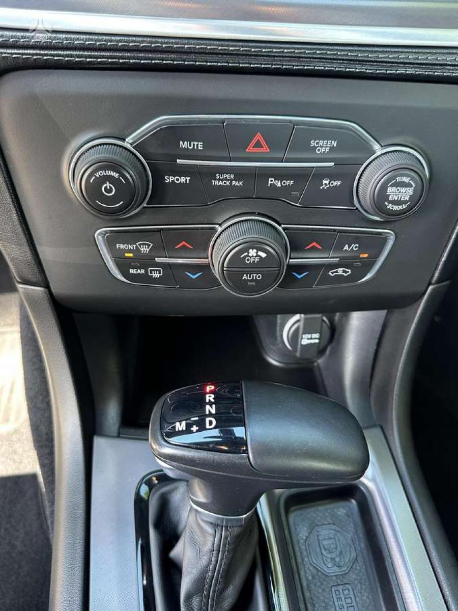 White Dodge Charger 2019 in Kaunas, with an engine capacity of 3.60 L and mileage of 195 thousand km for 16500 €, photo 16 on AUTOMOTO.COM.LV