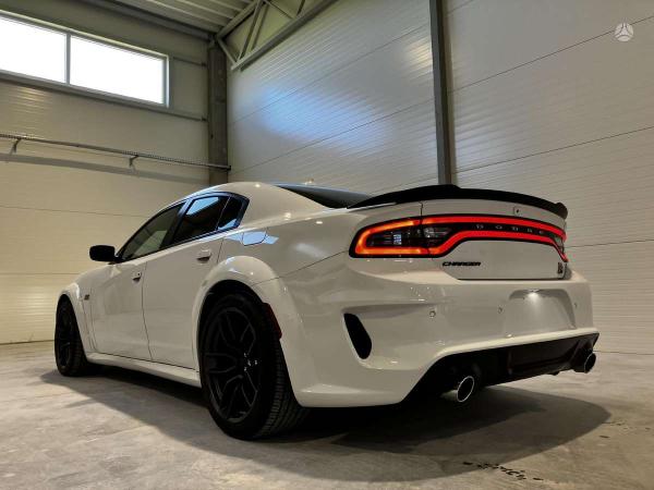Balts Dodge Charger 2021 Klaipėda, ar dzinēja tilpumu 6.42 L un nobraukumu 61 tūkst. km par 41140 €, foto 4 vietnē AUTOMOTO.COM.LV