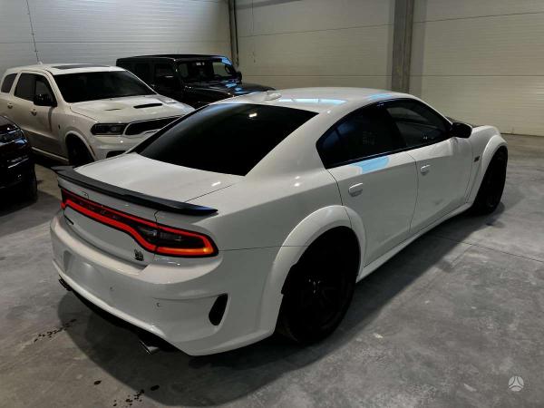Balts Dodge Charger 2021 Klaipėda, ar dzinēja tilpumu 6.42 L un nobraukumu 61 tūkst. km par 41140 €, foto 5 vietnē AUTOMOTO.COM.LV