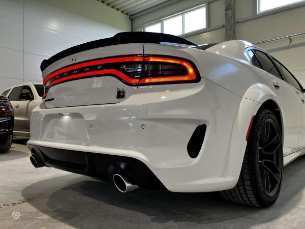 Balts Dodge Charger 2021 Klaipėda, ar dzinēja tilpumu 6.42 L un nobraukumu 61 tūkst. km par 41140 €, foto 6 vietnē AUTOMOTO.COM.LV