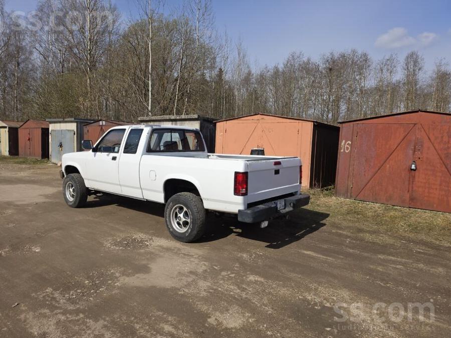 White Dodge Dakota 1994 in Rezekne, with an engine capacity of 3.90 L and mileage of 149 thousand km for 7700 €, photo 4 on AUTOMOTO.COM.LV