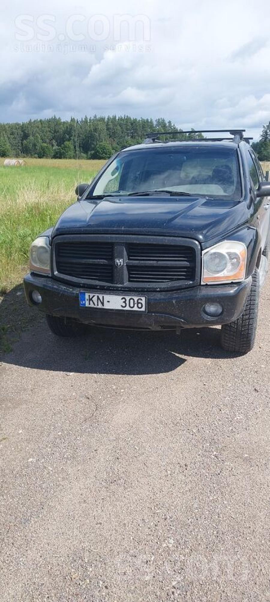 Black Dodge Durango 2004 in Madona, with an engine capacity of 5.70 L and mileage of 288 thousand km for 3000 €, photo 1 on AUTOMOTO.COM.LV