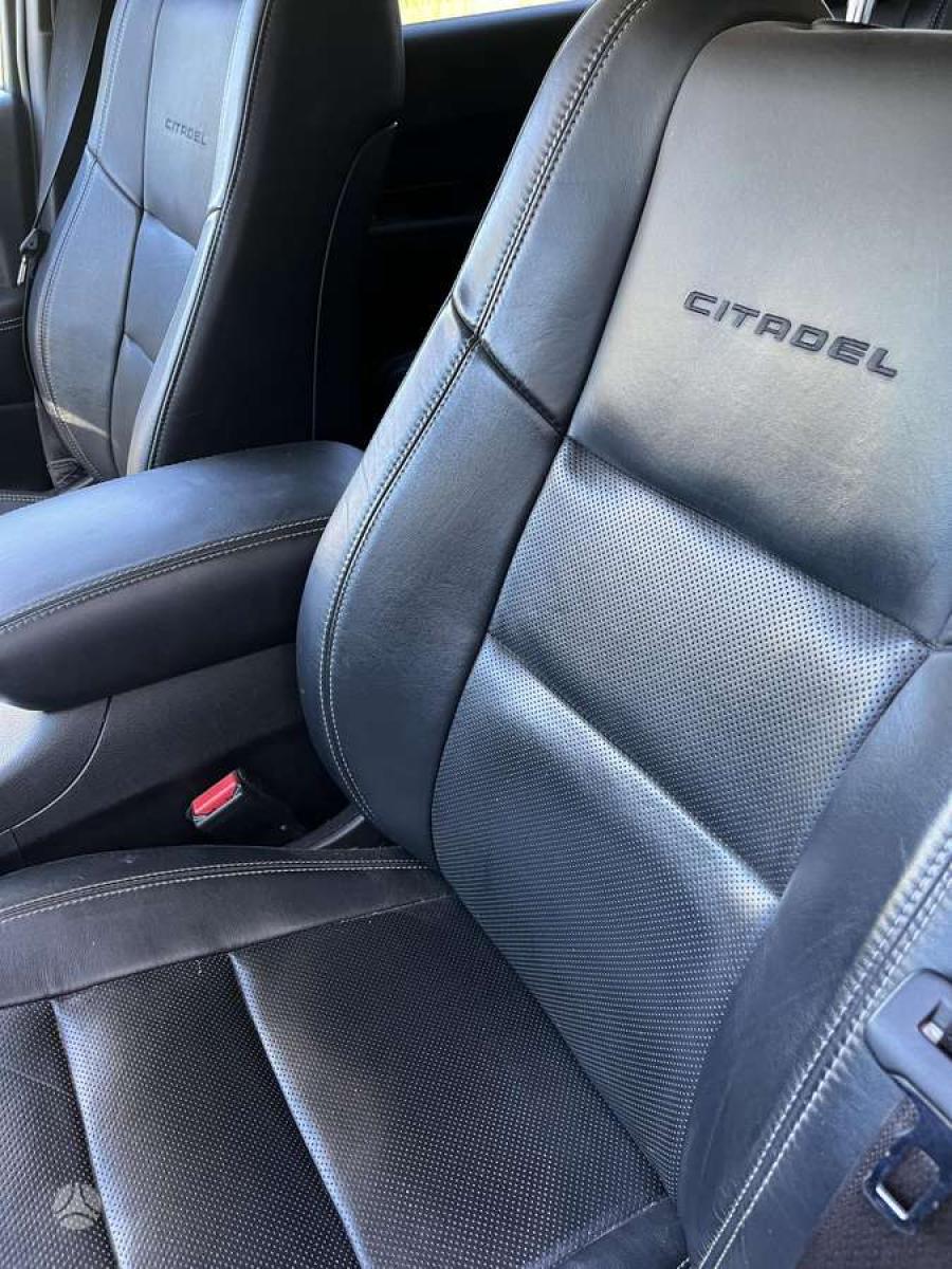 Black Dodge Durango 2015 in Ukmerge, with an engine capacity of 3.60 L and mileage of 276 thousand km for 12500 €, photo 14 on AUTOMOTO.COM.LV