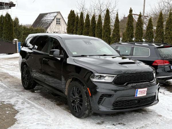 Black Dodge Durango 2016 in Alytus, with an engine capacity of 5.65 L and mileage of 165 thousand km for 19999 €, photo 1 on AUTOMOTO.COM.LV