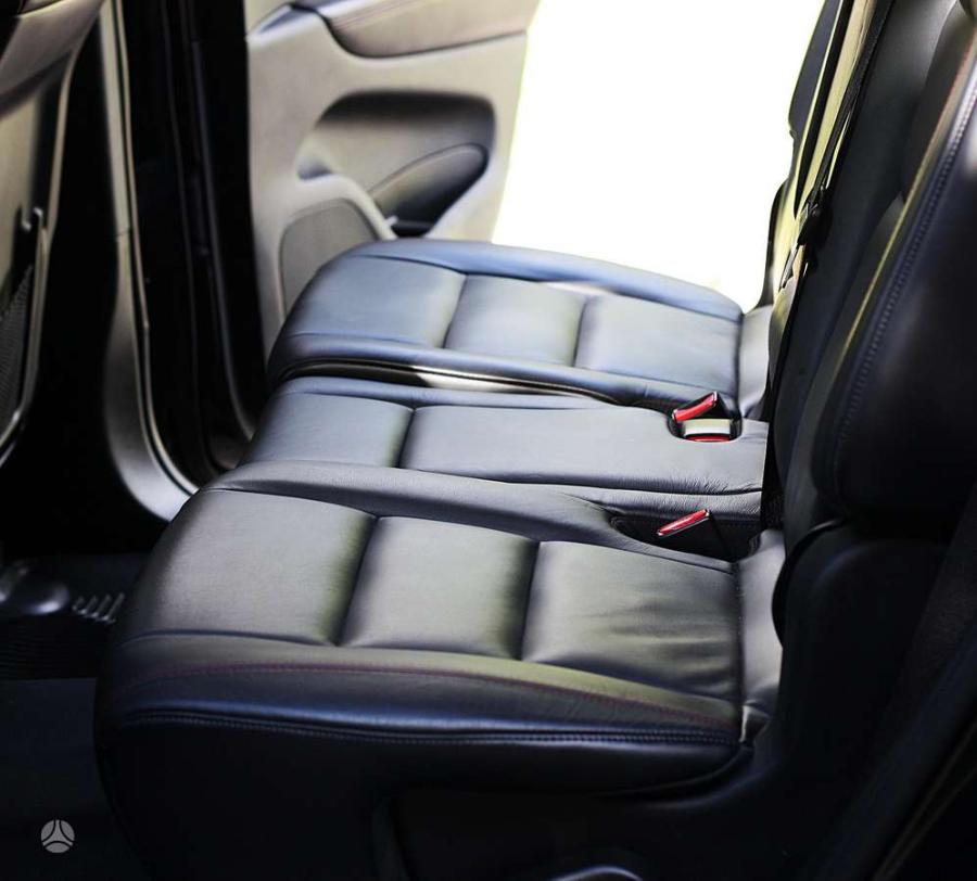 Black Dodge Durango 2018 in Kretinga, with an engine capacity of 3.60 L and mileage of 211 thousand km for 15999 €, photo 28 on AUTOMOTO.COM.LV