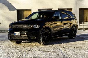 Black Dodge Durango 2019 in Ukmerge, with an engine capacity of 5.65 L and mileage of 153 thousand km for 19700 €, photo 3 on AUTOMOTO.COM.LV