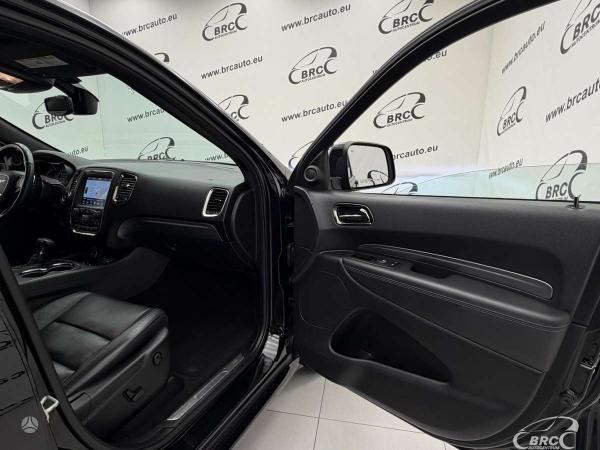 Black Dodge Durango 2019 in Vilnius, with an engine capacity of 5.65 L and mileage of 136 thousand km for 20900 €, photo 10 on AUTOMOTO.COM.LV