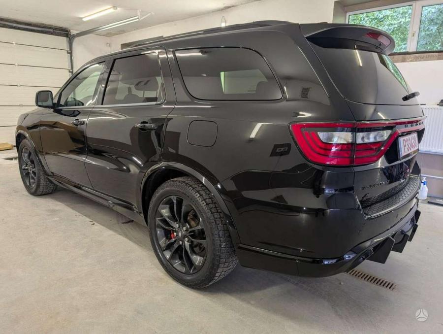 Black Dodge Durango 2022 in Klaipeda, with an engine capacity of 5.70 L and mileage of 68 thousand km for 33500 €, photo 5 on AUTOMOTO.COM.LV