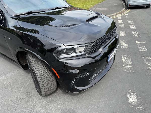 Black Dodge Durango 2023 in Panevezys, with an engine capacity of 5.70 L and mileage of 56 thousand km for 55000 €, photo 2 on AUTOMOTO.COM.LV