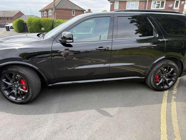 Black Dodge Durango 2023 in Panevezys, with an engine capacity of 5.70 L and mileage of 56 thousand km for 55000 €, photo 3 on AUTOMOTO.COM.LV