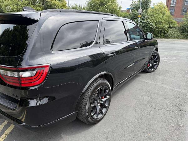 Black Dodge Durango 2023 in Panevezys, with an engine capacity of 5.70 L and mileage of 56 thousand km for 55000 €, photo 5 on AUTOMOTO.COM.LV