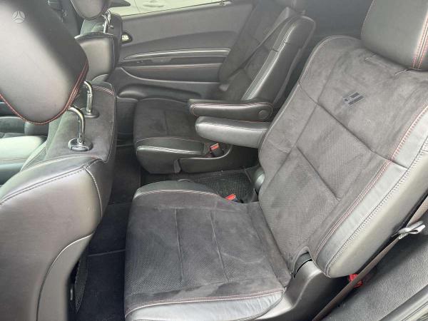 Black Dodge Durango 2023 in Panevezys, with an engine capacity of 5.70 L and mileage of 56 thousand km for 55000 €, photo 8 on AUTOMOTO.COM.LV