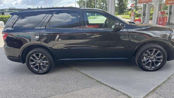 Black Dodge Durango 2023 in Panevezys, with an engine capacity of 3.60 L and mileage of 45 thousand km for 25900 €, photo 4 on AUTOMOTO.COM.LV