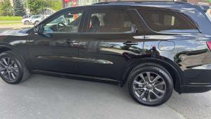 Black Dodge Durango 2023 in Panevezys, with an engine capacity of 3.60 L and mileage of 45 thousand km for 25900 €, photo 8 on AUTOMOTO.COM.LV