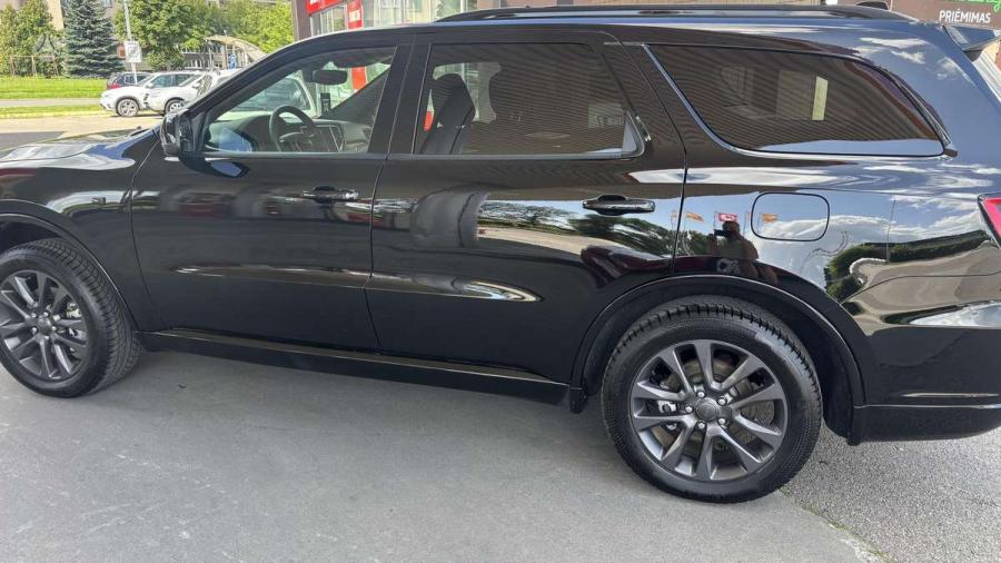 Black Dodge Durango 2023 in Panevezys, with an engine capacity of 3.60 L and mileage of 45 thousand km for 25900 €, photo 8 on AUTOMOTO.COM.LV