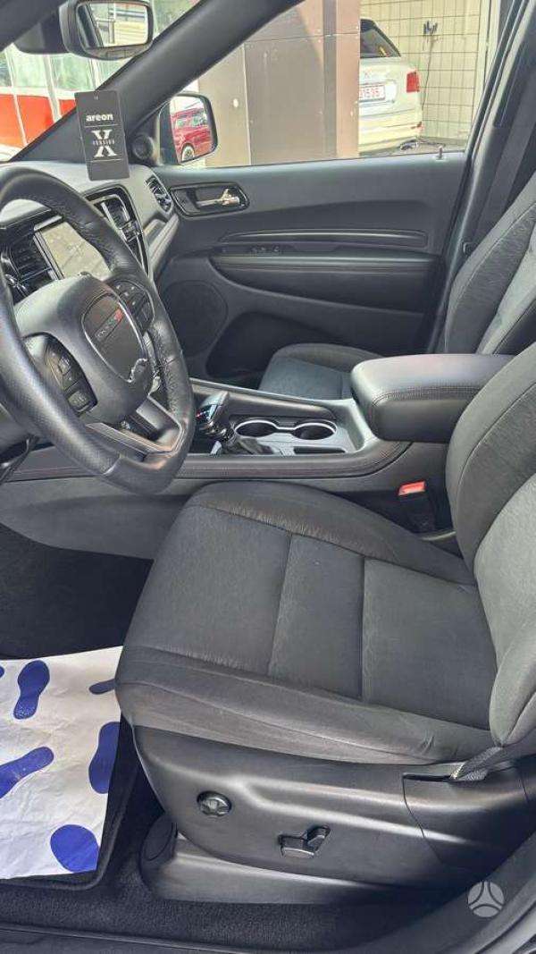 Black Dodge Durango 2023 in Panevezys, with an engine capacity of 3.60 L and mileage of 45 thousand km for 25900 €, photo 8 on AUTOMOTO.COM.LV